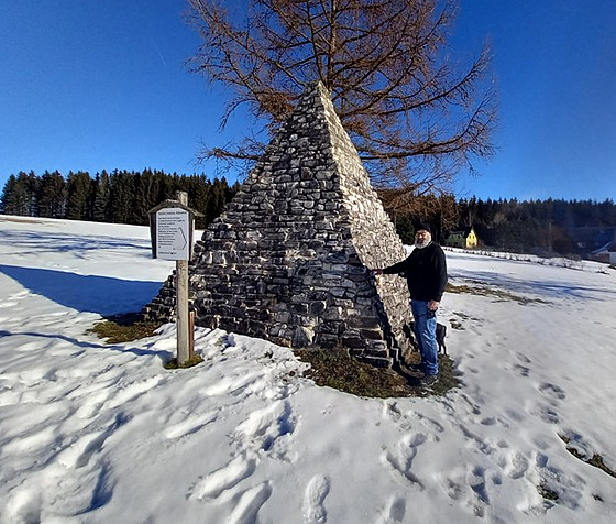 Cheopsova pyramida není tak daleko, vydat se k ní můžete třeba i pěšky ...
