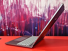 Lenovo ThinkBook Plus Gen6 je první notebook se zásuvným rollable ...