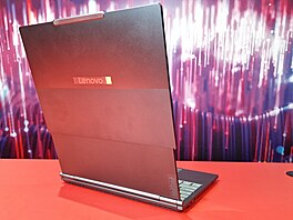 Lenovo ThinkBook Plus Gen6 je první notebook se zásuvným rollable ...