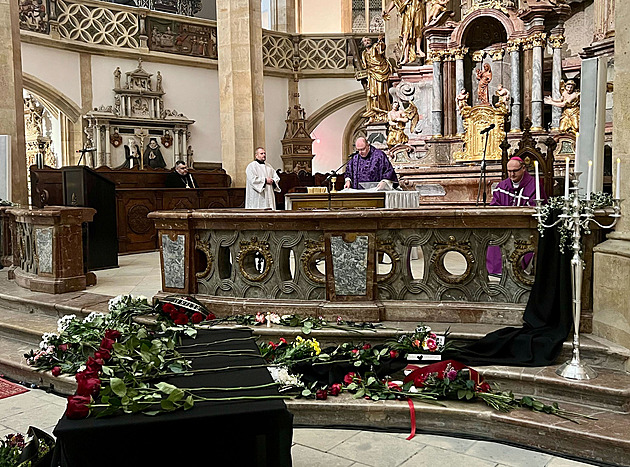 Fotogalerie: Kostel Nanebevzetí Panny Marie v Mostě pořádá bohoslužbu ...