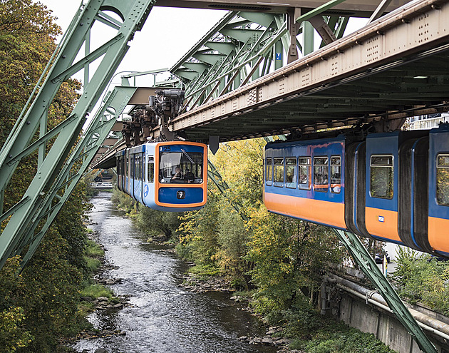 Unikátní německá visutá dráha jezdí už 125 let. Do řeky se z ní zřítil slon
