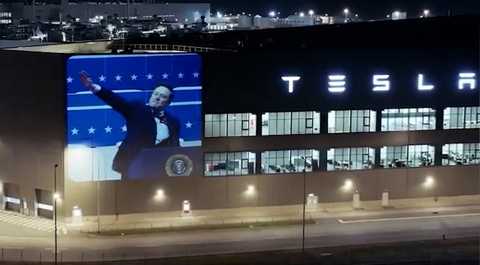 Heil Tesla. Aktivisté v Berlíně promítli Muskovi na továrnu jeho ...