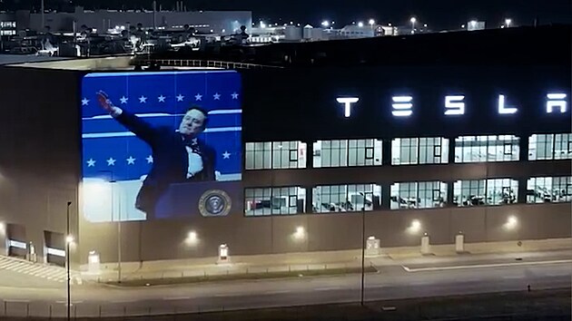 Heil Tesla. Aktivisté v Berlíně promítli Muskovi na továrnu jeho ...