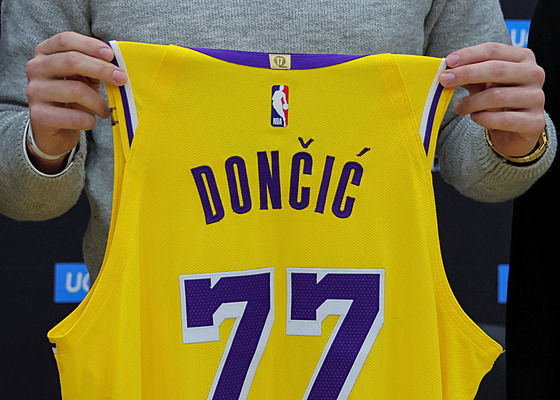 Prodejům dresů vládne jako první Evropan. Spojení LA Lakers + Dončič klape - iDNES.cz