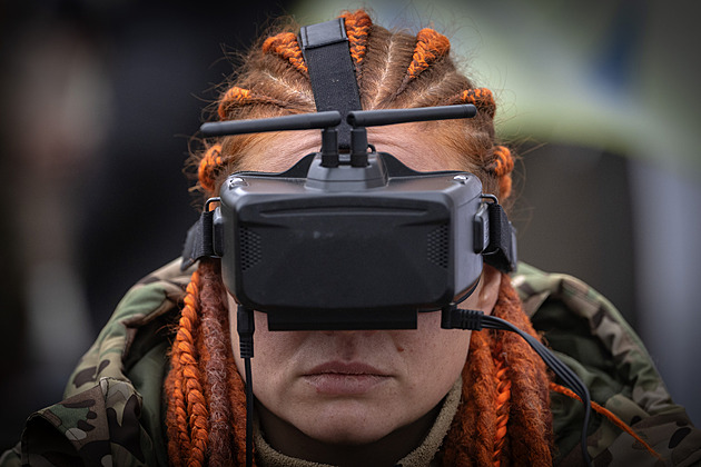 Fotogalerie: Operátorka vojenského dronu ovládá ukrajinský FPV dron s ...