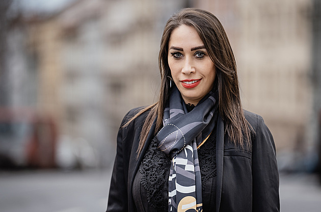 Důvěrné informace ČNB unikly do Teheránu, říká Íránka královského rodu ...