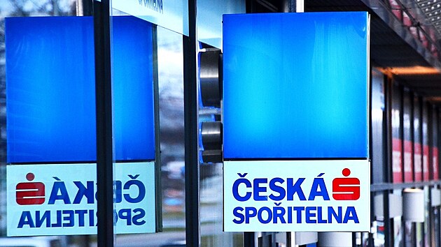 Od krejcarů přes loupež století až po mobilní banku. Spořka slaví 200 ...