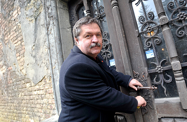 Nemocnice Motol, Budinského s. r. o. Náměstek zaměstnal manželku i syna ...