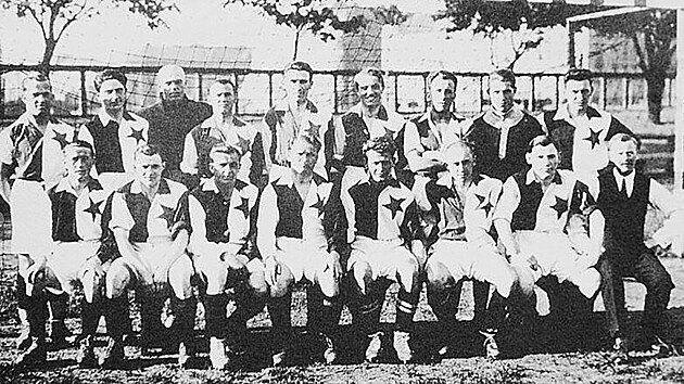Sto let od startu ligy. Jak Slavia zničila Libeň a Sparta trucovala ...
