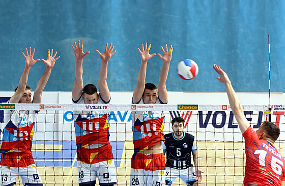 Smečař se vyměnil s liberem. Kvůli teplotě, prozradili Ostravští. Play ...