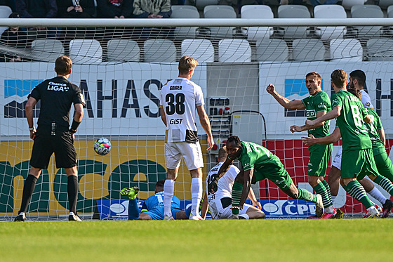 Hradec Kr. - Karviná 1:1, dva odvolané góly, hostující Singhateh viděl ...