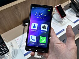 MWC Barcelona: Retro moderní smartphone má skutečná tlačítka, určení je ...