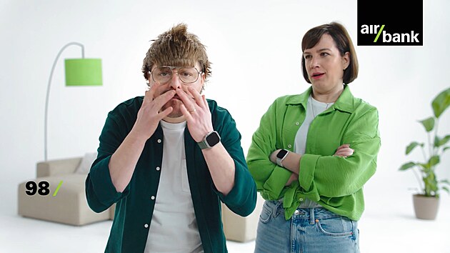 Air Bank mění slavnou reklamu. Hodný bankéř zmizel - iDNES.cz