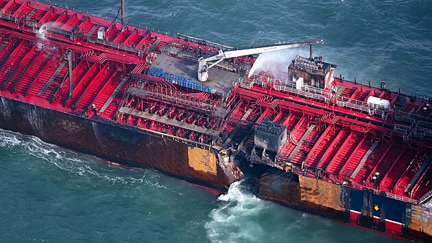 Náhle se zjevila proti nám. Loď po srážce s tankerem stále hoří, palivo ...