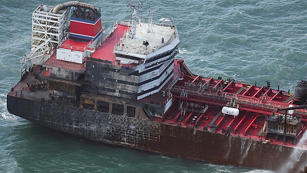 Náhle se zjevila proti nám. Loď po srážce s tankerem stále hoří, palivo ...