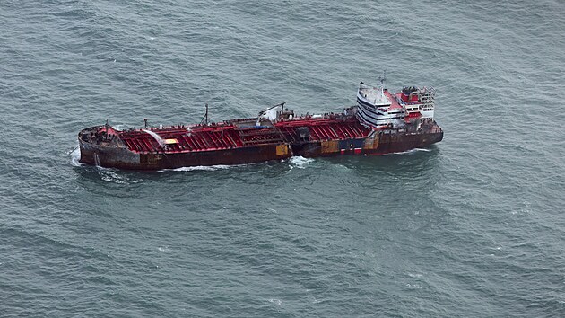 Náhle se zjevila proti nám. Loď po srážce s tankerem stále hoří, palivo ...