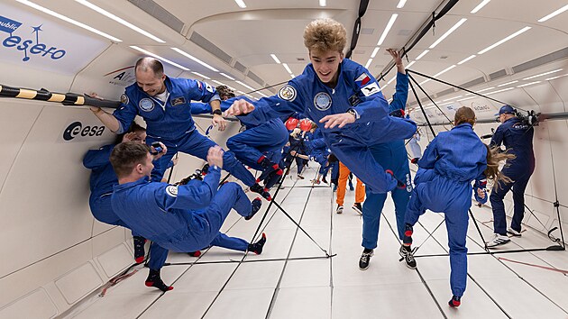 Podívejte se, jak vypadal stav beztíže na palubě parabolického letu ...