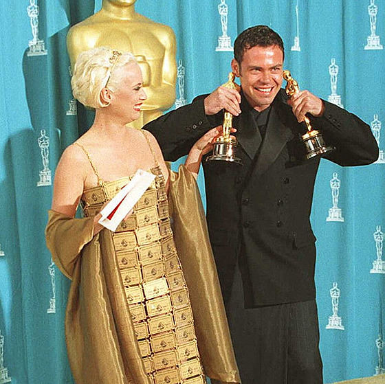 Nejhorší model z Oscarů: šaty z kreditních karet - iDNES.cz