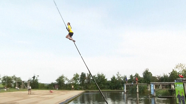 Flierljeppen: národní nizozemský sport je skok o tyči přes kanál - iDNES.cz