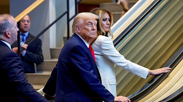 Trumpa v OSN zradil i eskalátor. Musel jít po svých - iDNES.tv