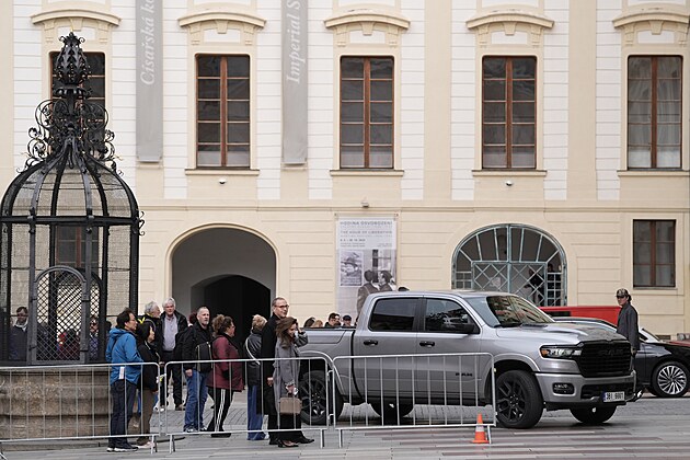 Macinka dorazil na Hrad v náklaďáku. Americký pick-up je dlouhý téměř 6 ...