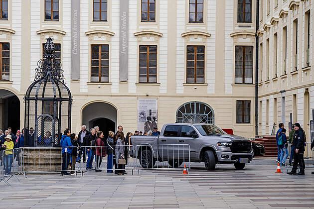 Macinka dorazil na Hrad v náklaďáku. Americký pick-up je dlouhý téměř 6 ...