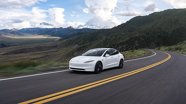 Tesla představuje nové Standardy. Oholené trojky a ypsilony jsou levnější