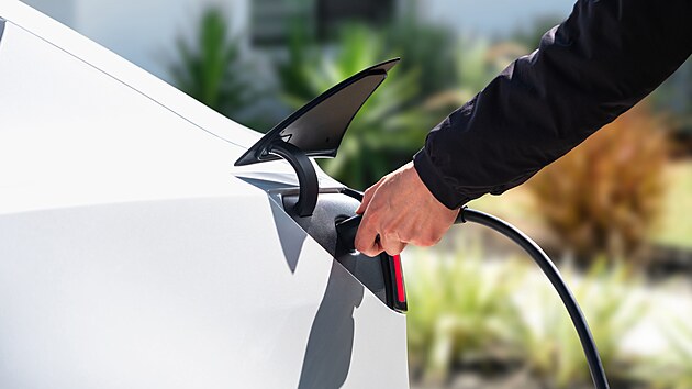 Tesla představuje nové Standardy. Oholené trojky a ypsilony jsou levnější