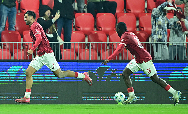 Fotogalerie: Pardubický útočník Abdullahi Tanko s míčem v utkání proti ...