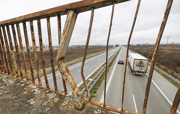 Rozpadající se most přes D2: opravu zdržuje určení vlastníka - iDNES.cz