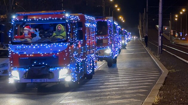 Vánočně vyzdobené hasičské cisterny projely Prahou - iDNES.tv