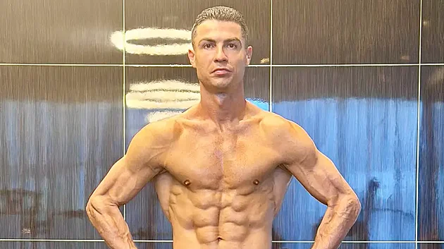 Ronaldo po sauně ukázal vypracovanou postavu - iDNES.cz