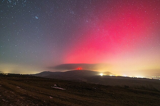 Noční Česko rozjasnila výrazná polární záře, lidé sdíleli magické ...