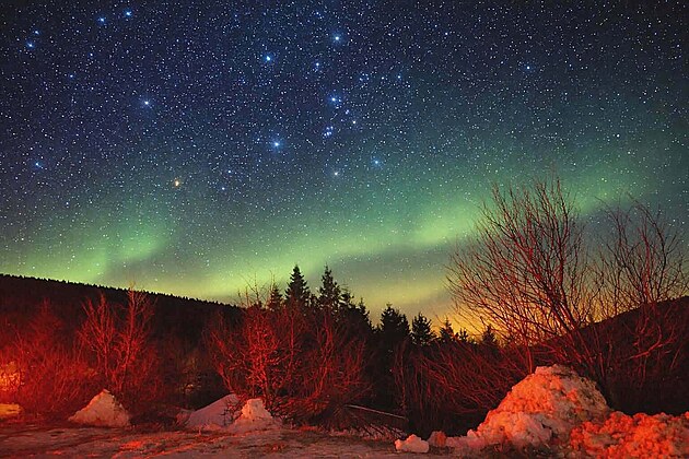 Noční Česko rozjasnila výrazná polární záře, lidé sdíleli magické ...