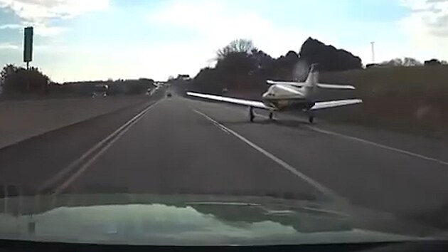 Pilot nouzově přistál mezi auty na dálnici - iDNES.tv
