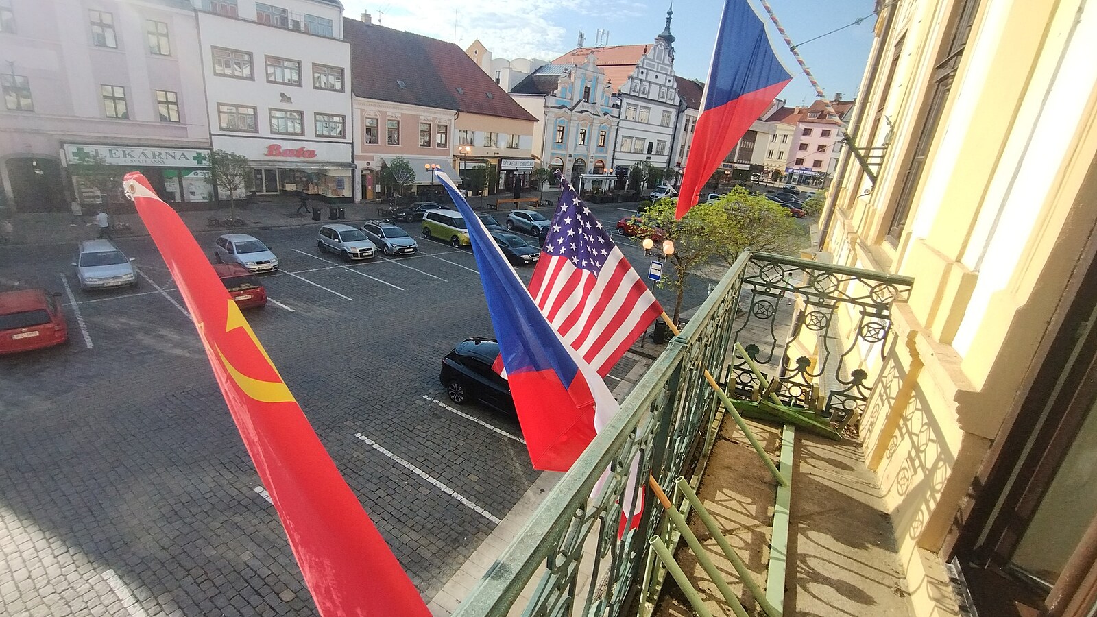 Proč nejde slavit jako v květnu 1945? Protože trestní zákon zakazuje ...