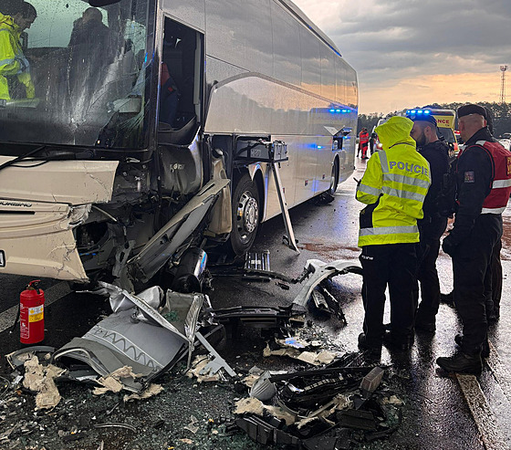Zřejmě víc než deset lidí se zranilo při srážce auta a autobusu - iDNES.cz