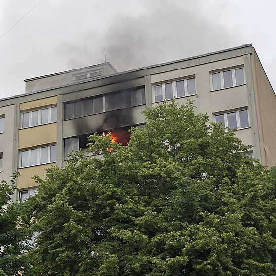 Požár balkónu bytového domu v Pardubicích: v nemocnici tři lidi - iDNES.cz