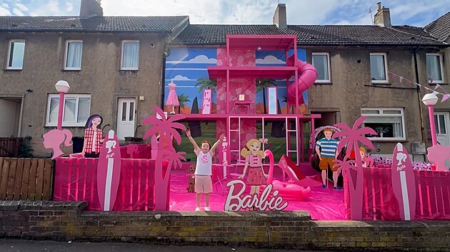 Máma proměnila dům v Barbie Dreamhouse. Růžový ráj za 150 tisíc naštval ...