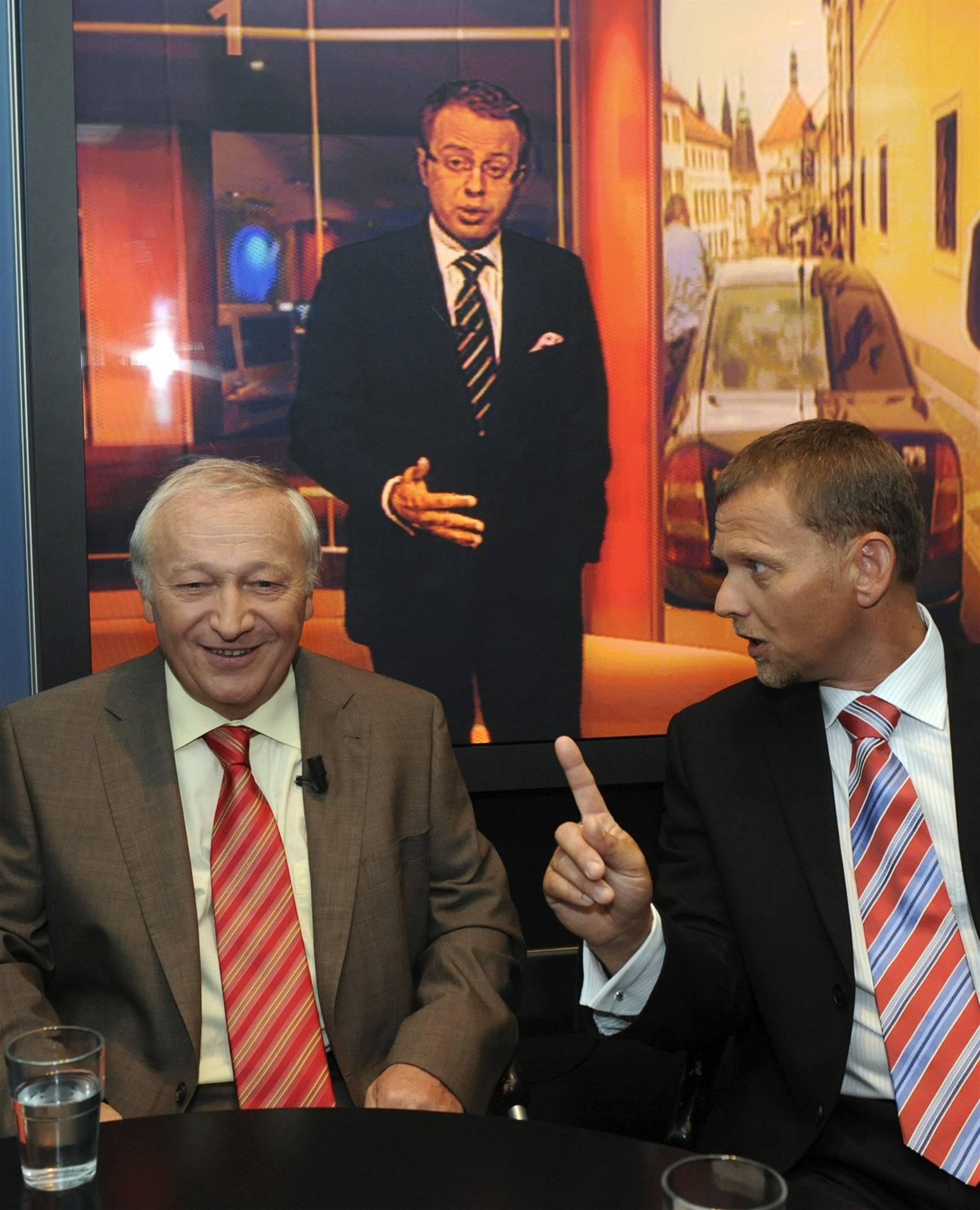 Janota varuje před gigantickým schodkem. Jak chtějí strany šetřit ...