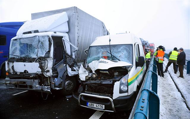 Hromadná nehoda kamionů na D8 způsobila škody za 13 milionů | Česko ...