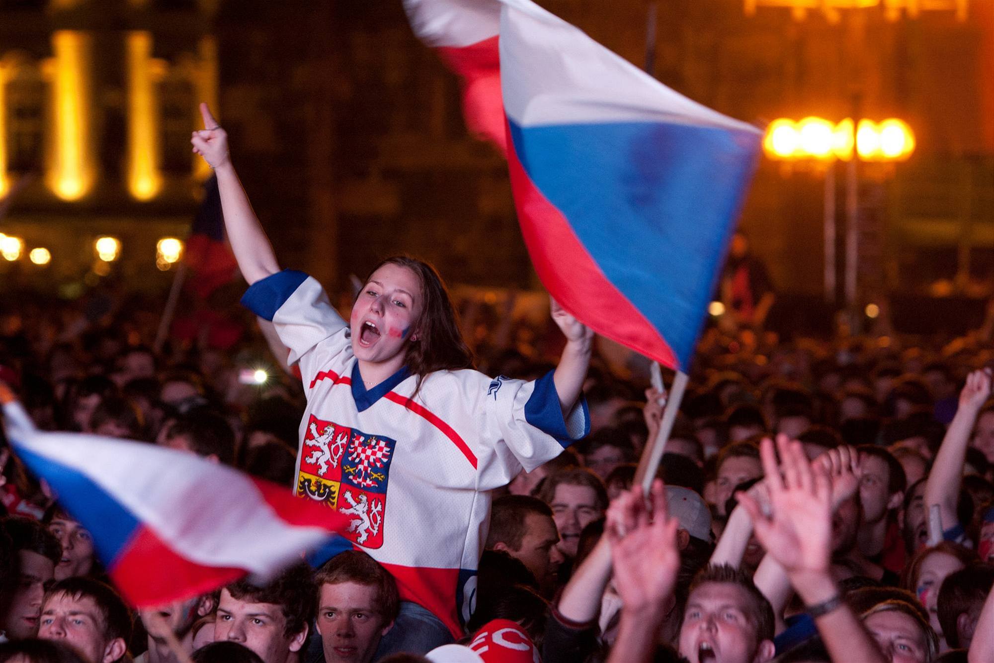 Fotogalerie: Hokejový kotel na Staroměstském náměstí při utkání Česko-Rusko