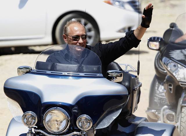 'Správný chlapák' Putin se tentokrát projel na Harley-Davidson | Lidé ...