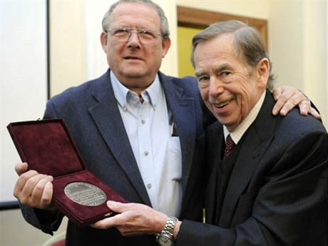 Adam Michnik receives ‘citizenship award’ from Prague think tank | Téma ...