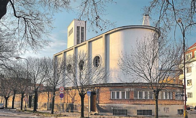 Josef Gočár v Hradci Králové: červenobílý chrám nové republiky | Design ...