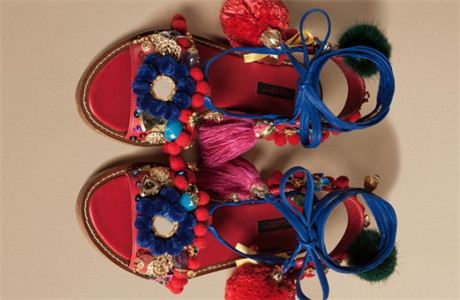 Omyl roku: Otrokářské sandále za 59 tisíc vzbudily poprask | Design ...