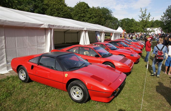 Krásná stará auta něco stojí. Jejich lakování a údržba lákají investory ...