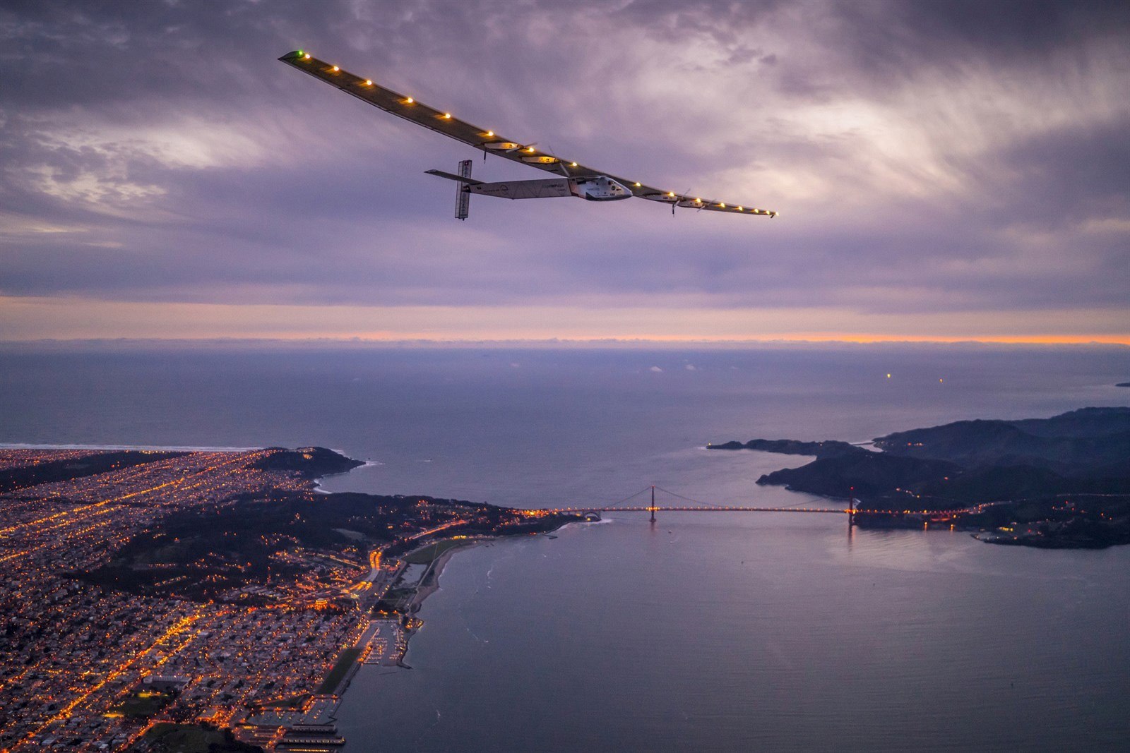 Fotogalerie: Solar Impulse 2 nad Golden Gate Bridge.