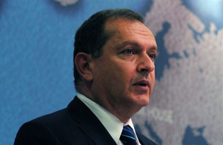 Britský velvyslanec před lety tajně konvertoval k islámu. Teď vyvolal ...