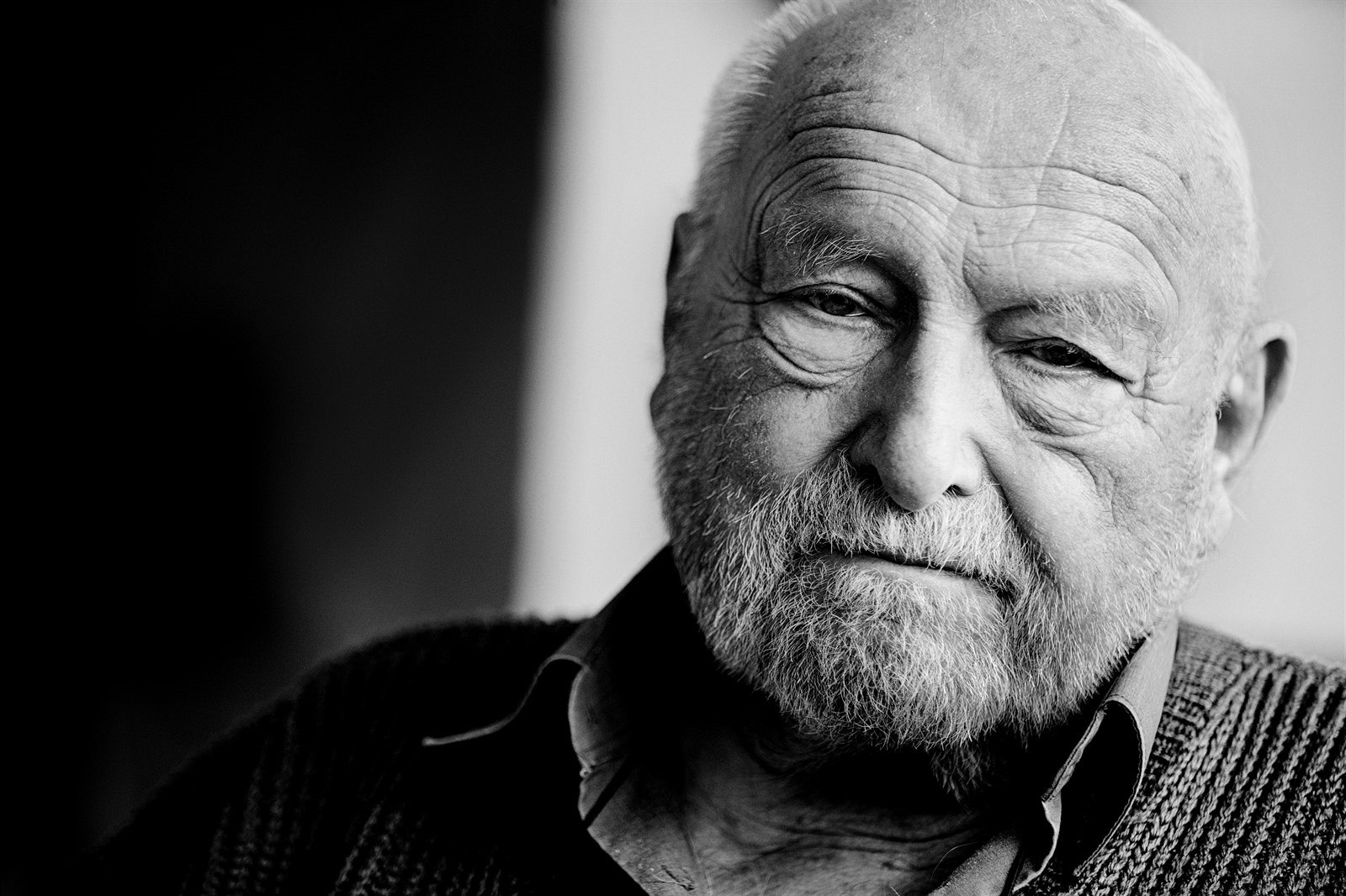 Fotogalerie: Olbram Zoubek na dvoře pražského ateliéru.